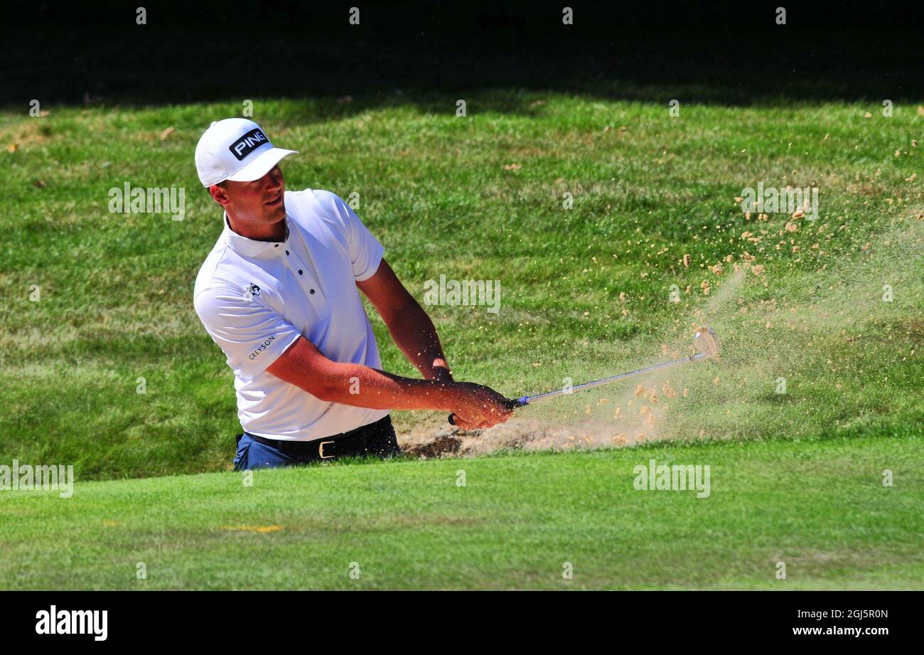 Golf bunker shot being played Stock Photo - Alamy