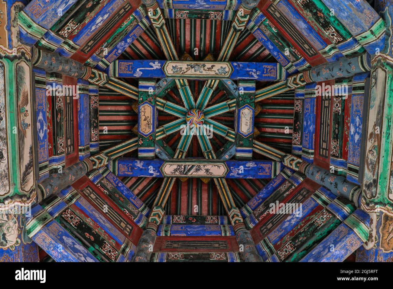 Summer palace beijing ceiling hi-res stock photography and images - Alamy