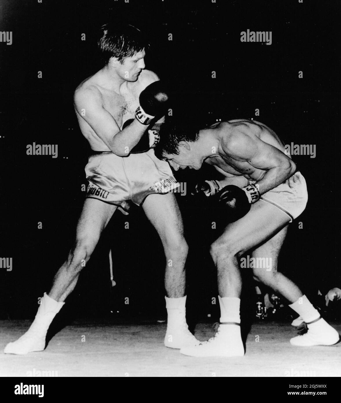 World Middleweight boxing champion Nino Benvenuti of Italy and Spain's ...