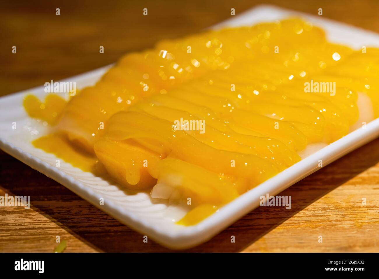 A delicious Thai dessert, mango rice rolls Stock Photo - Alamy