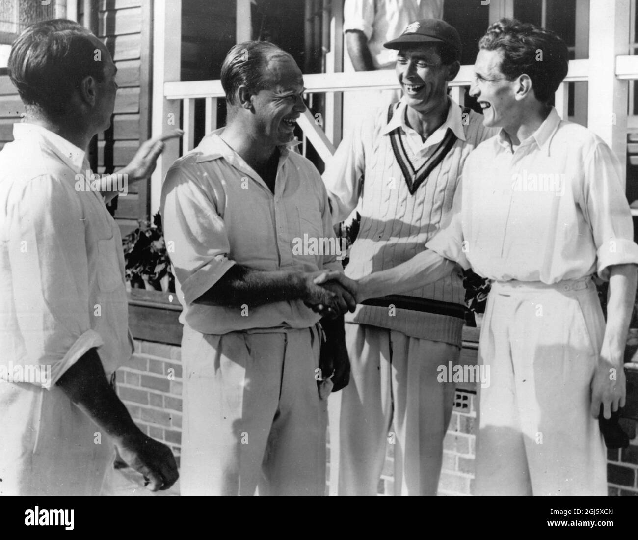 Sport cricket 1950s hi-res stock photography and images - Alamy