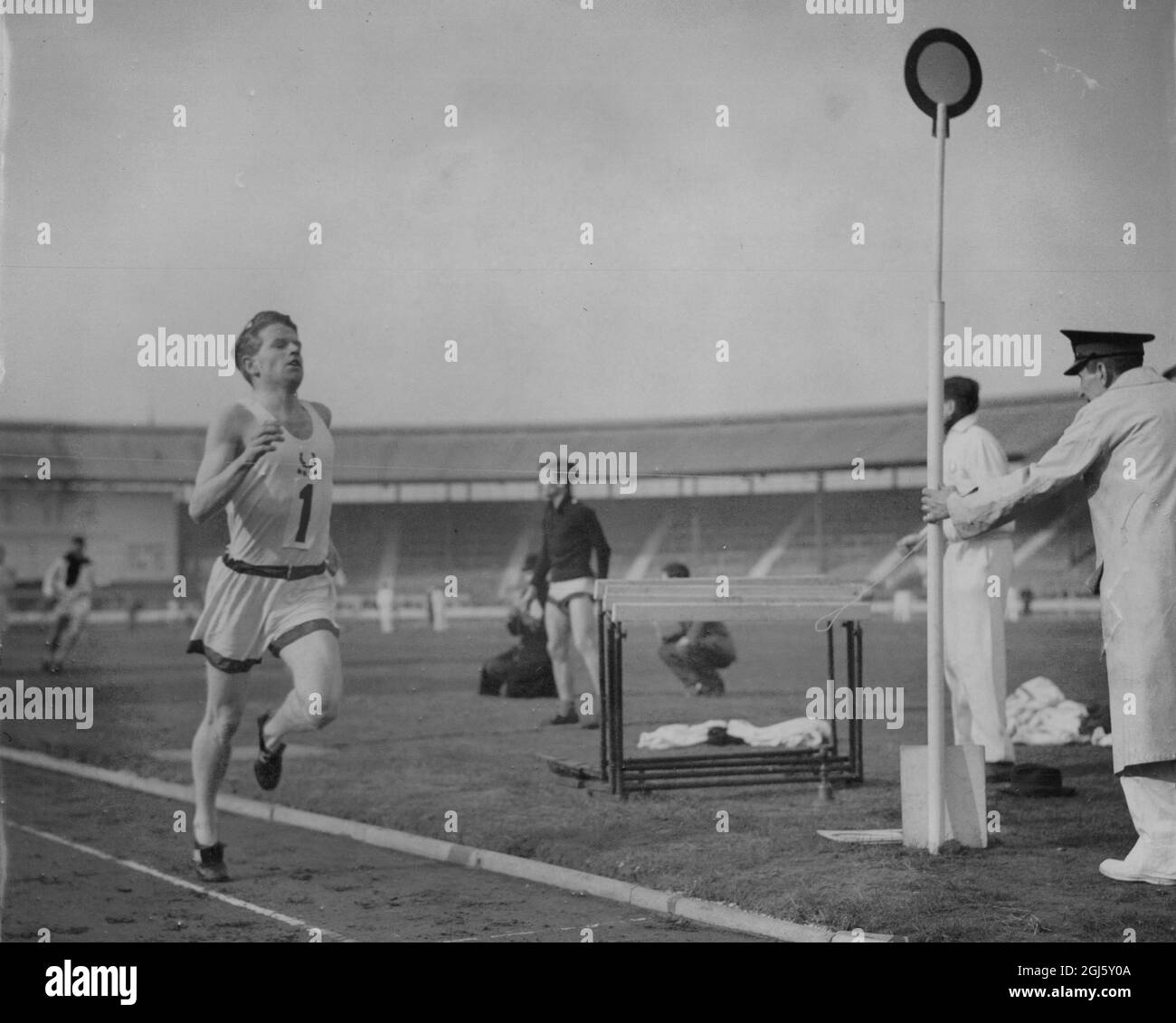 Chris Chataway of Sherburne and Magdalene , Oxford , breaks his own ...