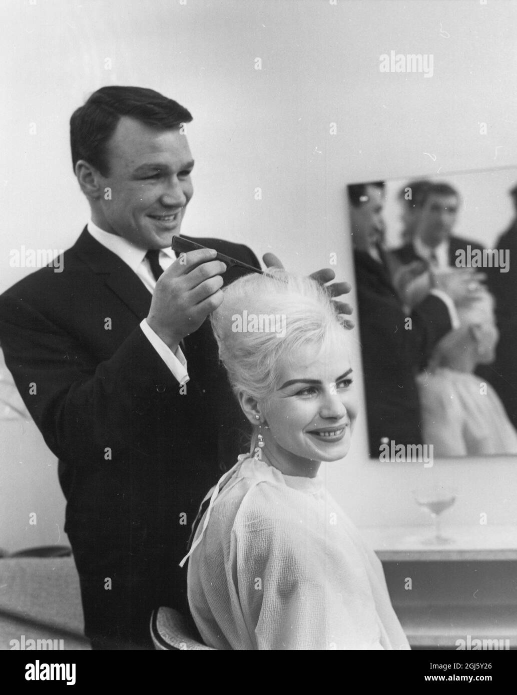 Dave Charnley working at his hairdressers Stock Photo - Alamy