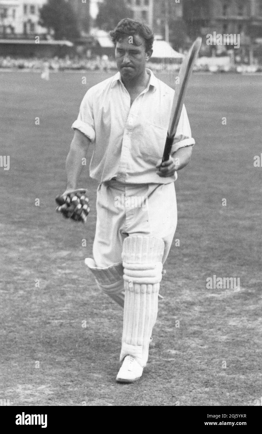 Denis compton cricketer hi-res stock photography and images - Alamy