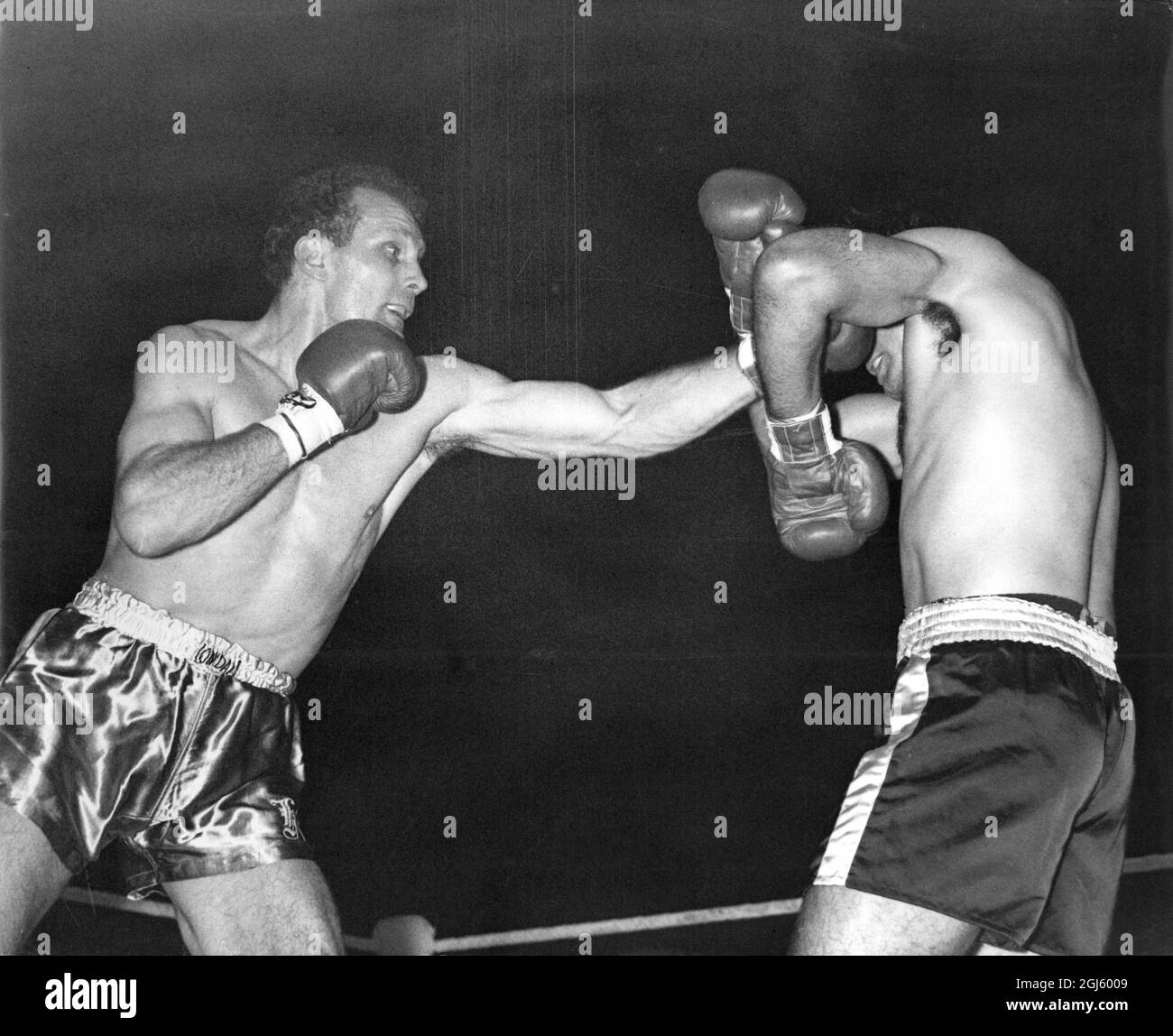 Left hook hi-res stock photography and images - Alamy