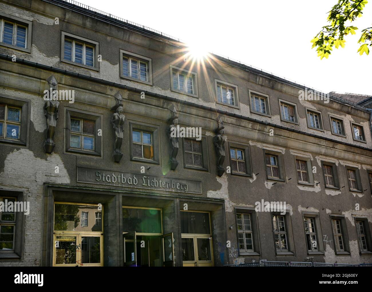 Berlin, Germany. 08th Sep, 2021. The sun sets behind the façade of the ...