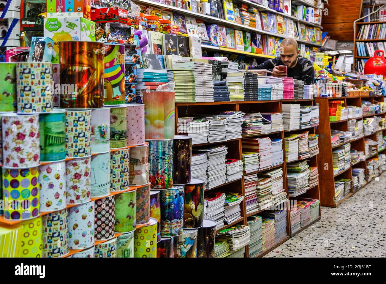 Magazine store hi-res stock photography and images - Alamy