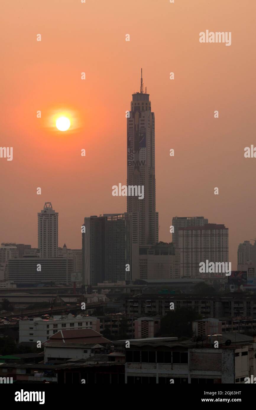 Sunset skyline over city hi-res stock photography and images - Alamy