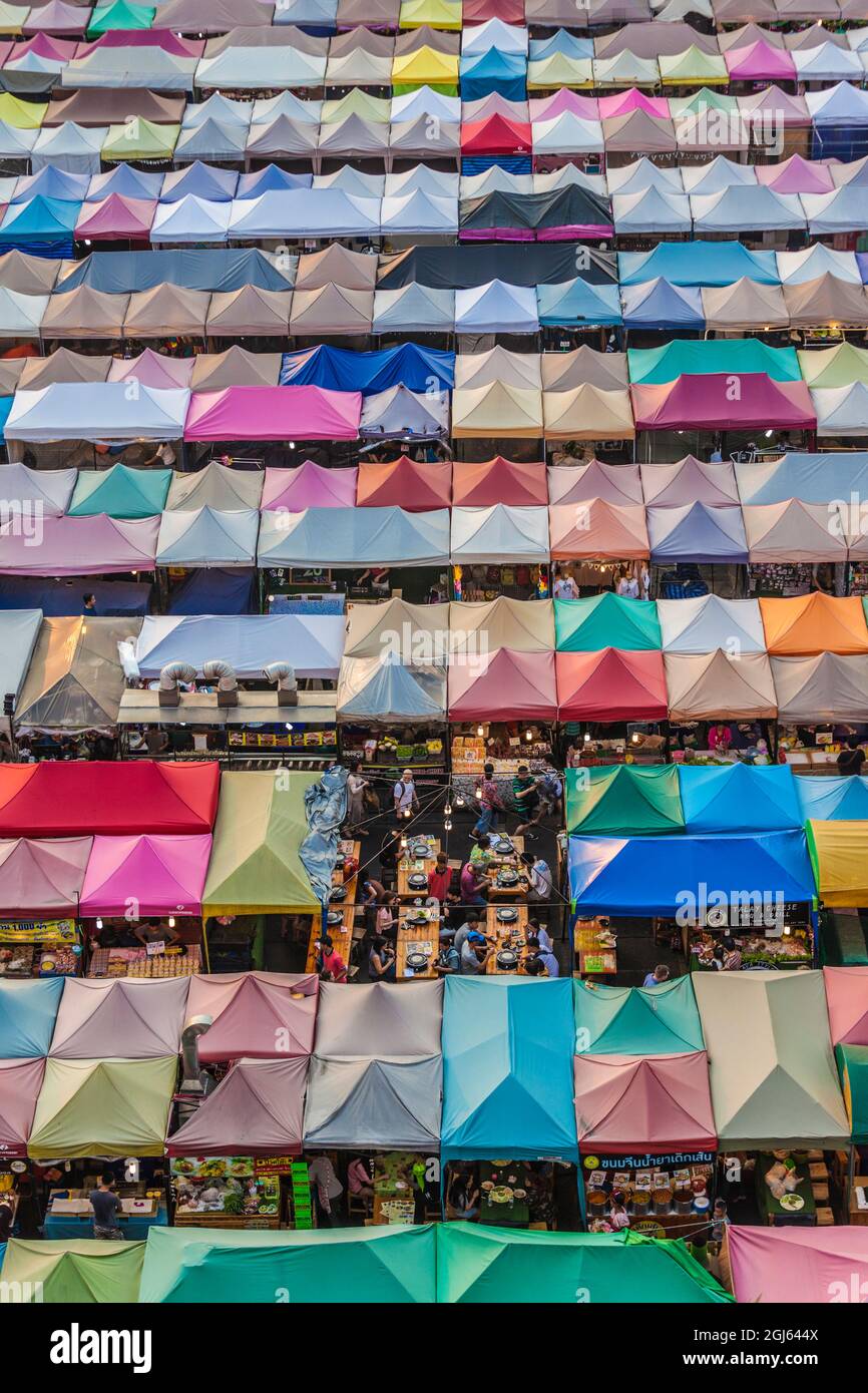 Talat rot fai night market hi-res stock photography and images - Alamy
