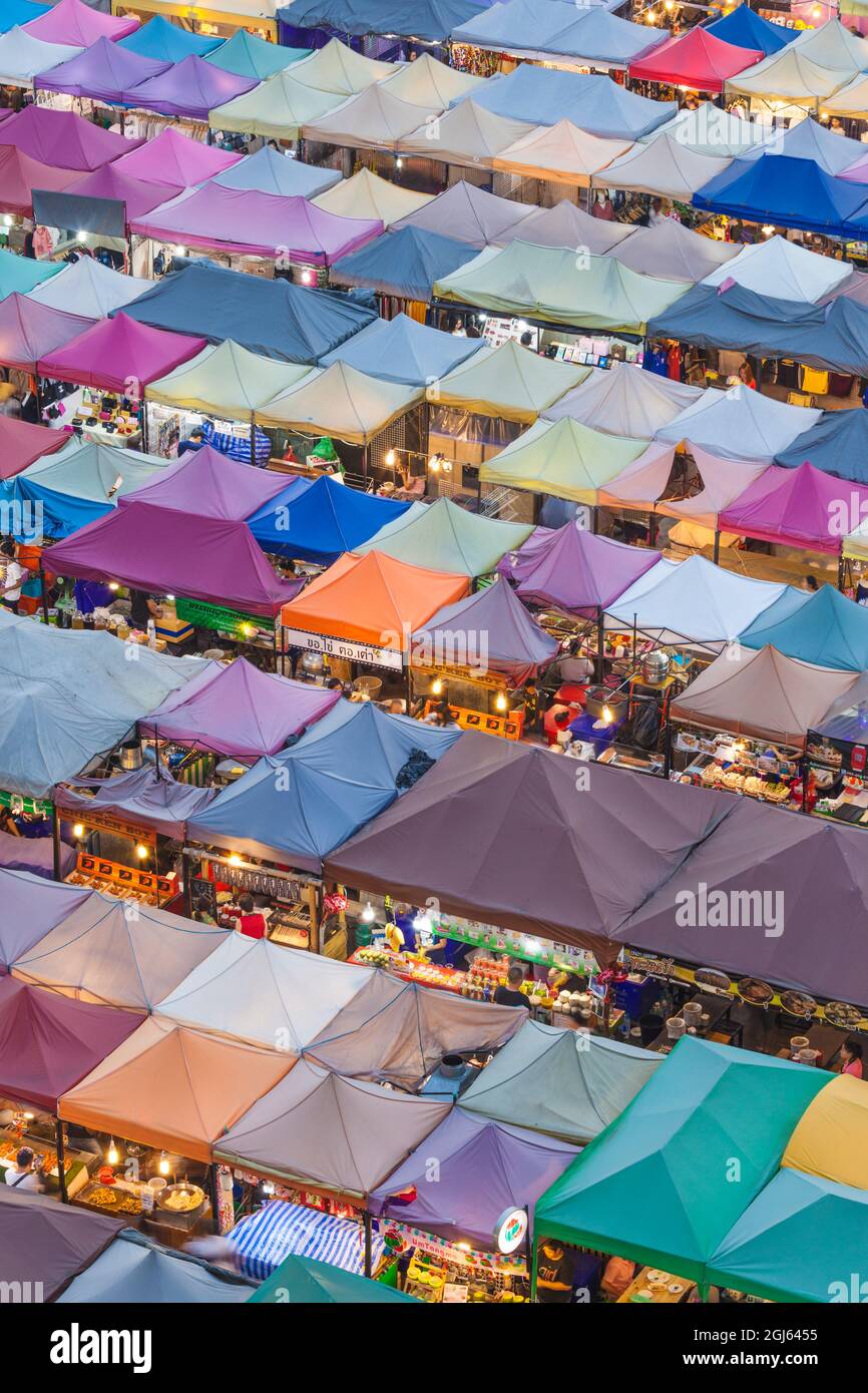 Talat rot fai night market hi-res stock photography and images - Alamy