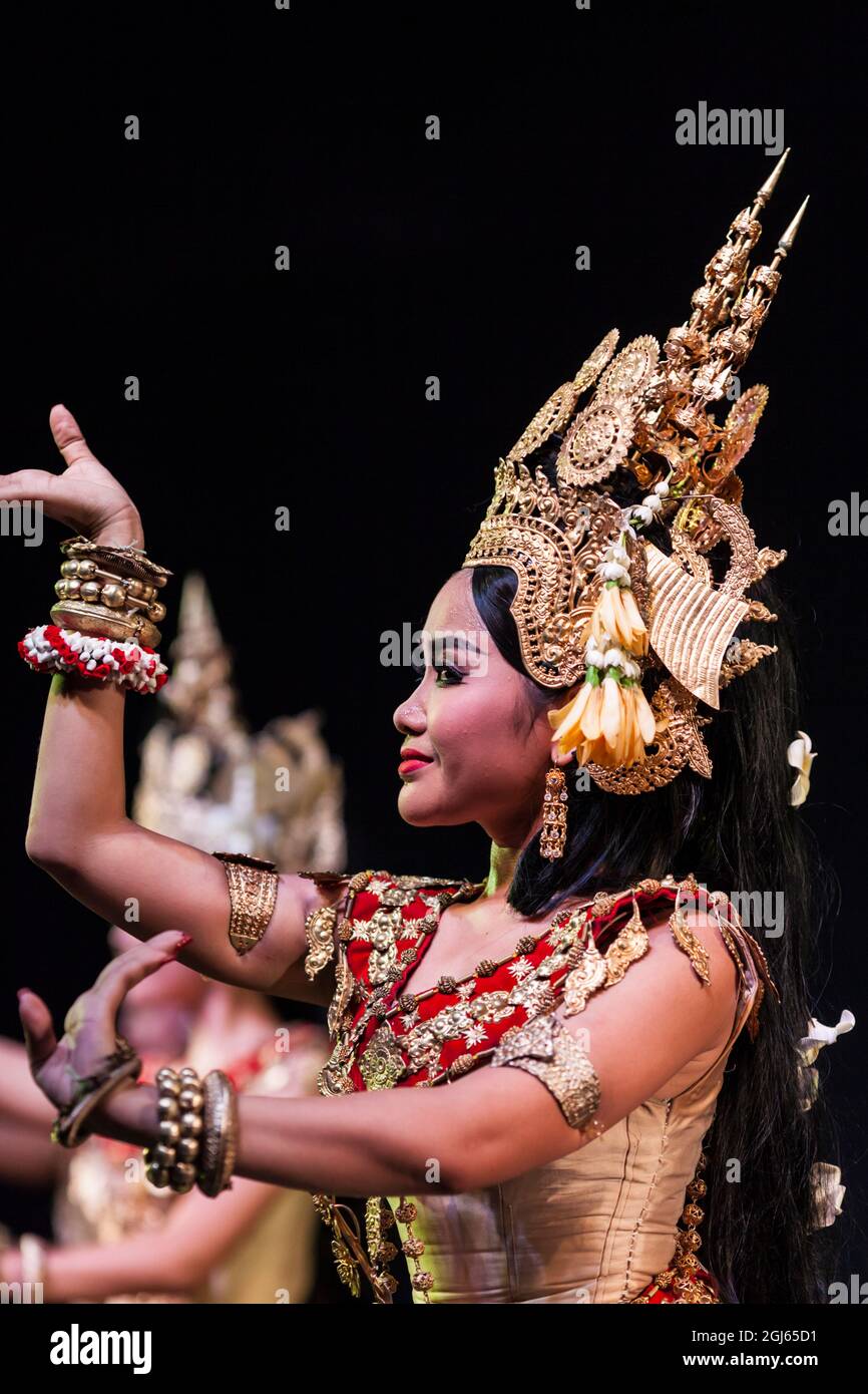 Cambodia, Phnom Penh. Traditional dance performance, Apsara dancer Stock Photo - Alamy