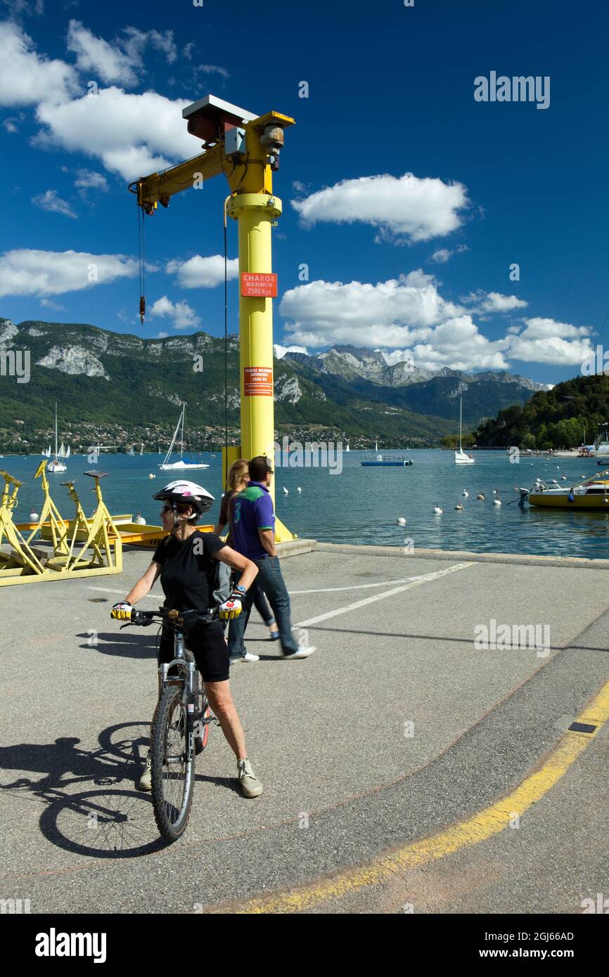 Annecy : Cycle path around the lake Stock Photo - Alamy