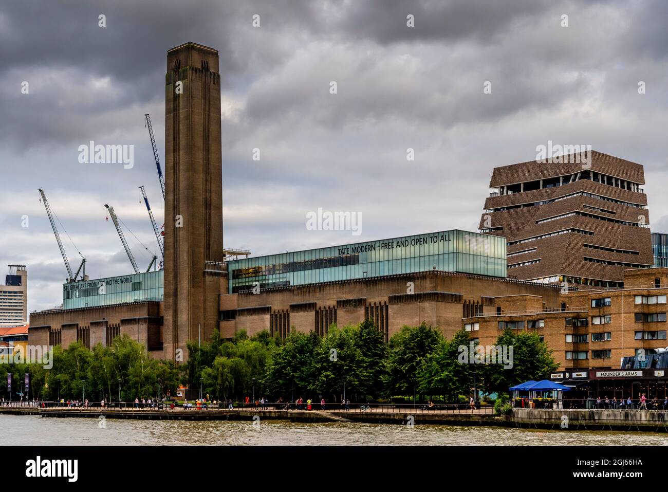 Tate modern exterior river hi-res stock photography and images - Alamy