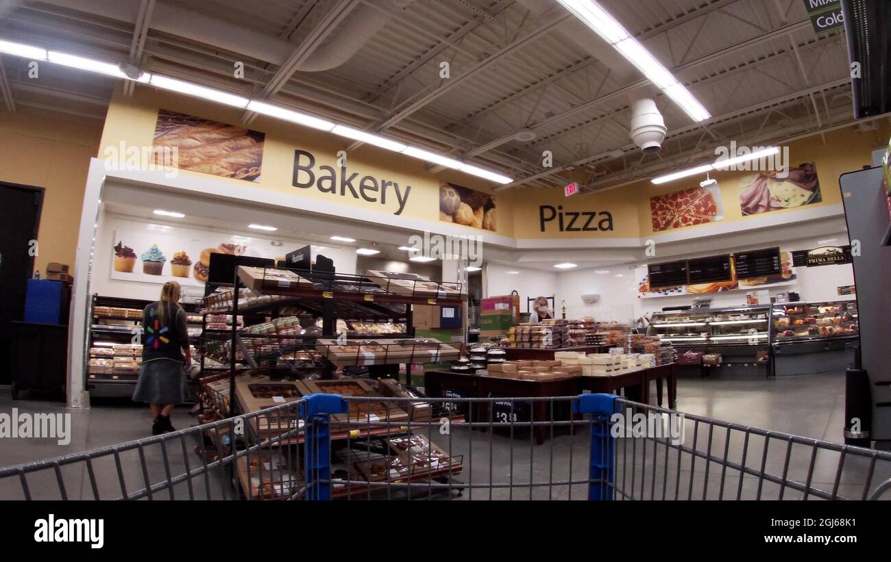 Walmart neighborhood market hi-res stock photography and images - Alamy