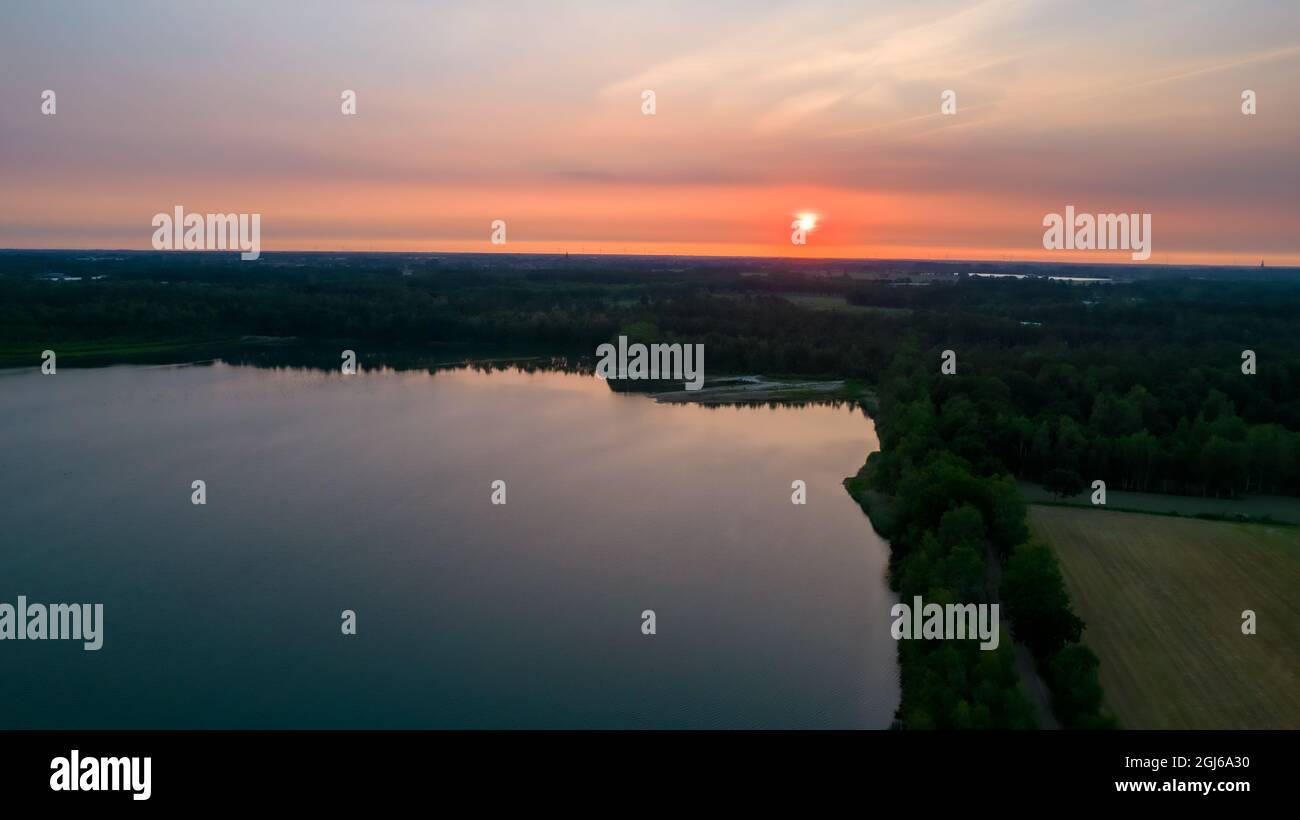 Sunset sky background. Dramatic red and gold sunset sky with evening ...