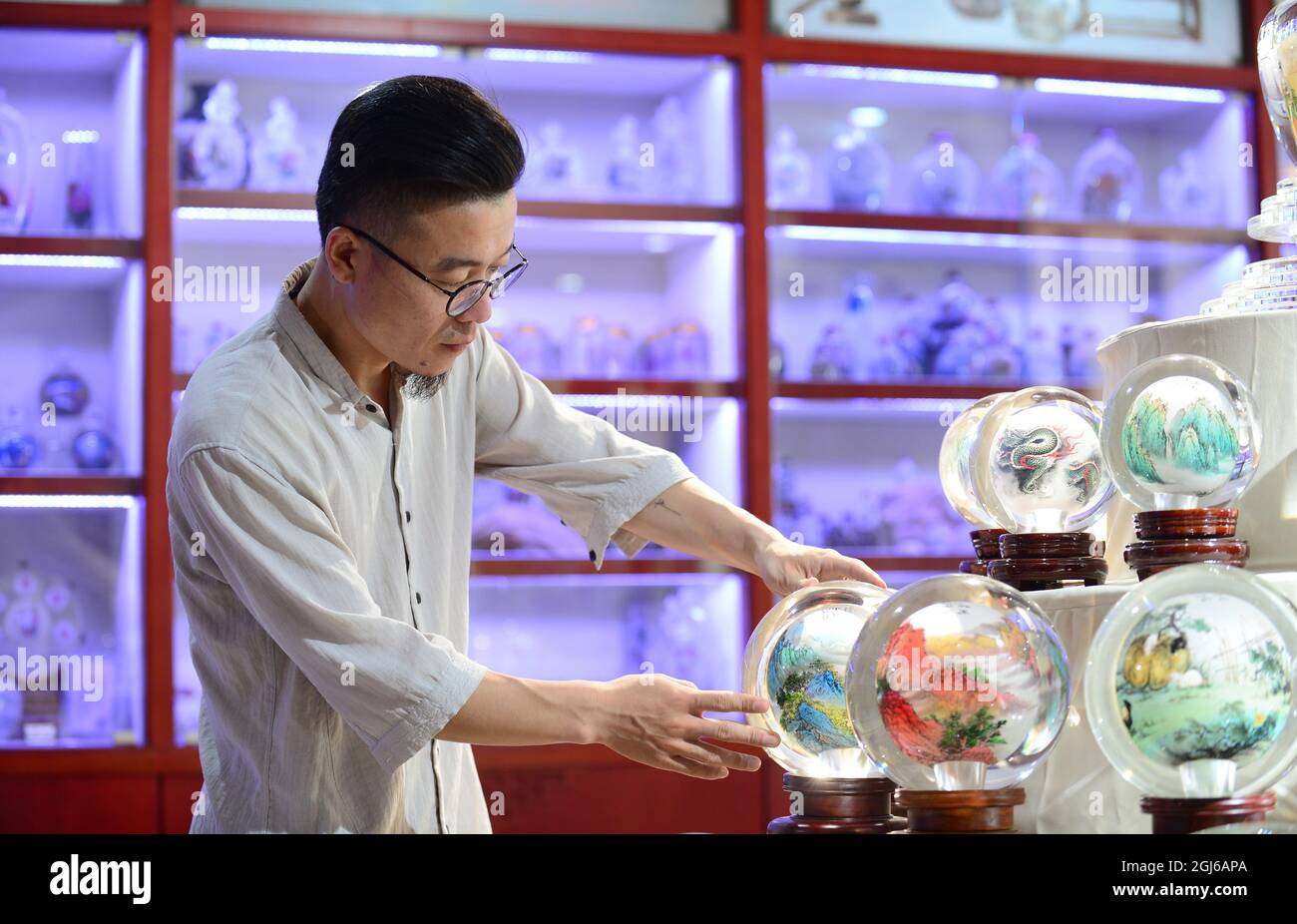 (210909) -- HENGSHUI, Sept. 9, 2021 (Xinhua) -- A staff member arranges ...