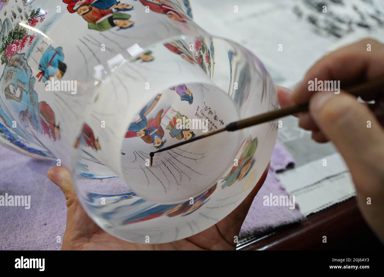 (210909) -- HENGSHUI, Sept. 9, 2021 (Xinhua) -- Wang Ziyong creates ...