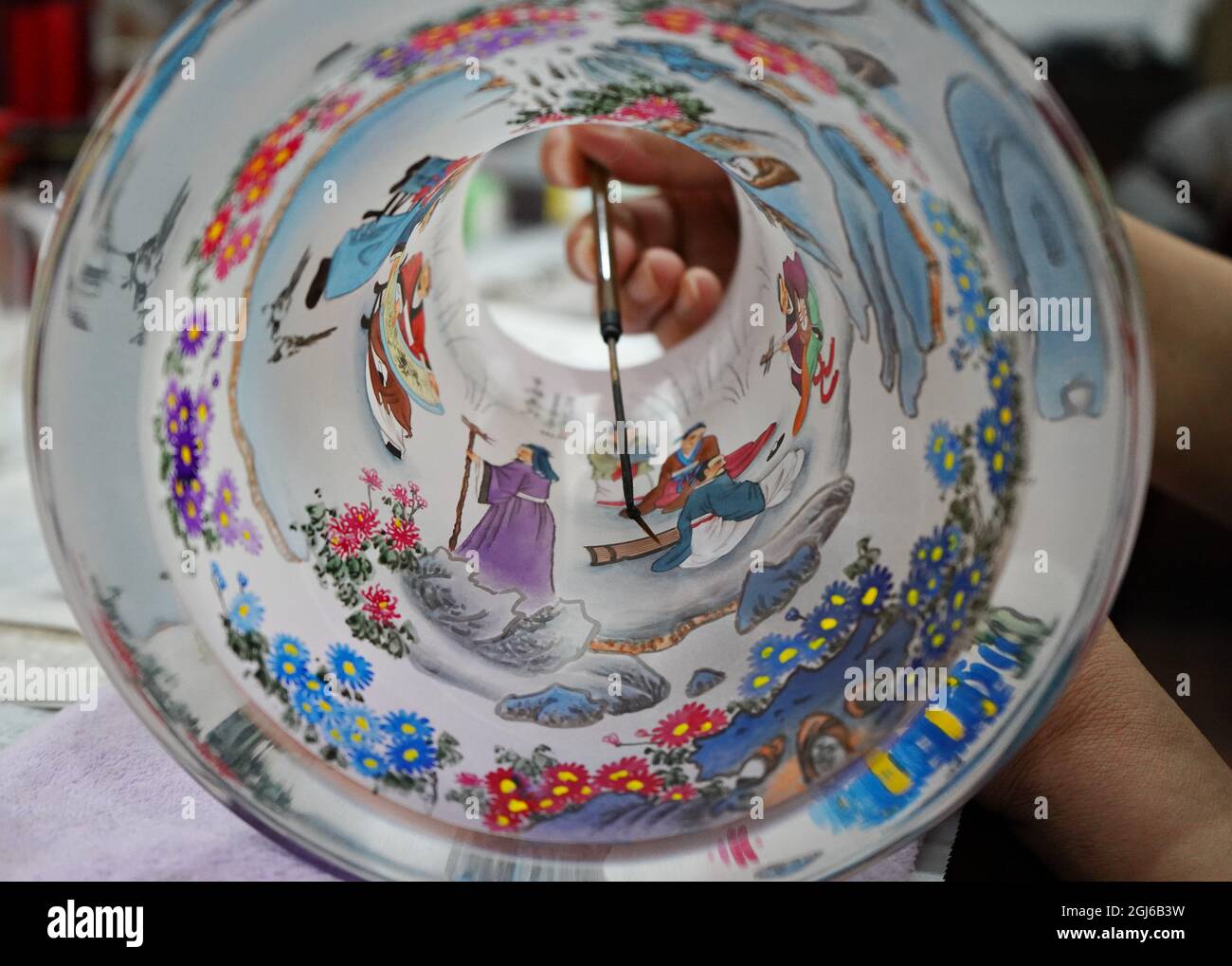 (210909) -- HENGSHUI, Sept. 9, 2021 (Xinhua) -- Wang Ziyong creates ...