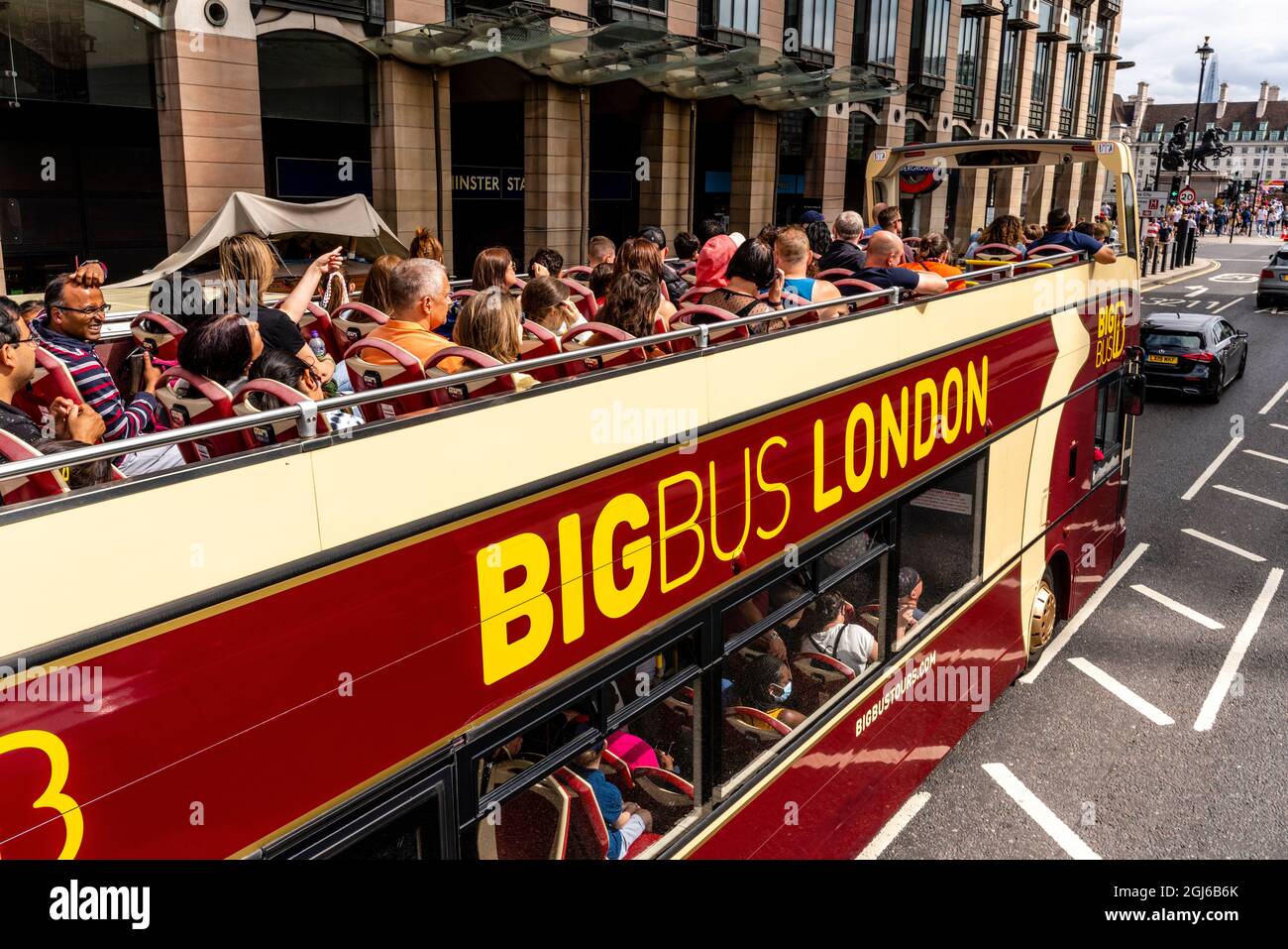 Big bus hi-res stock photography and images - Alamy