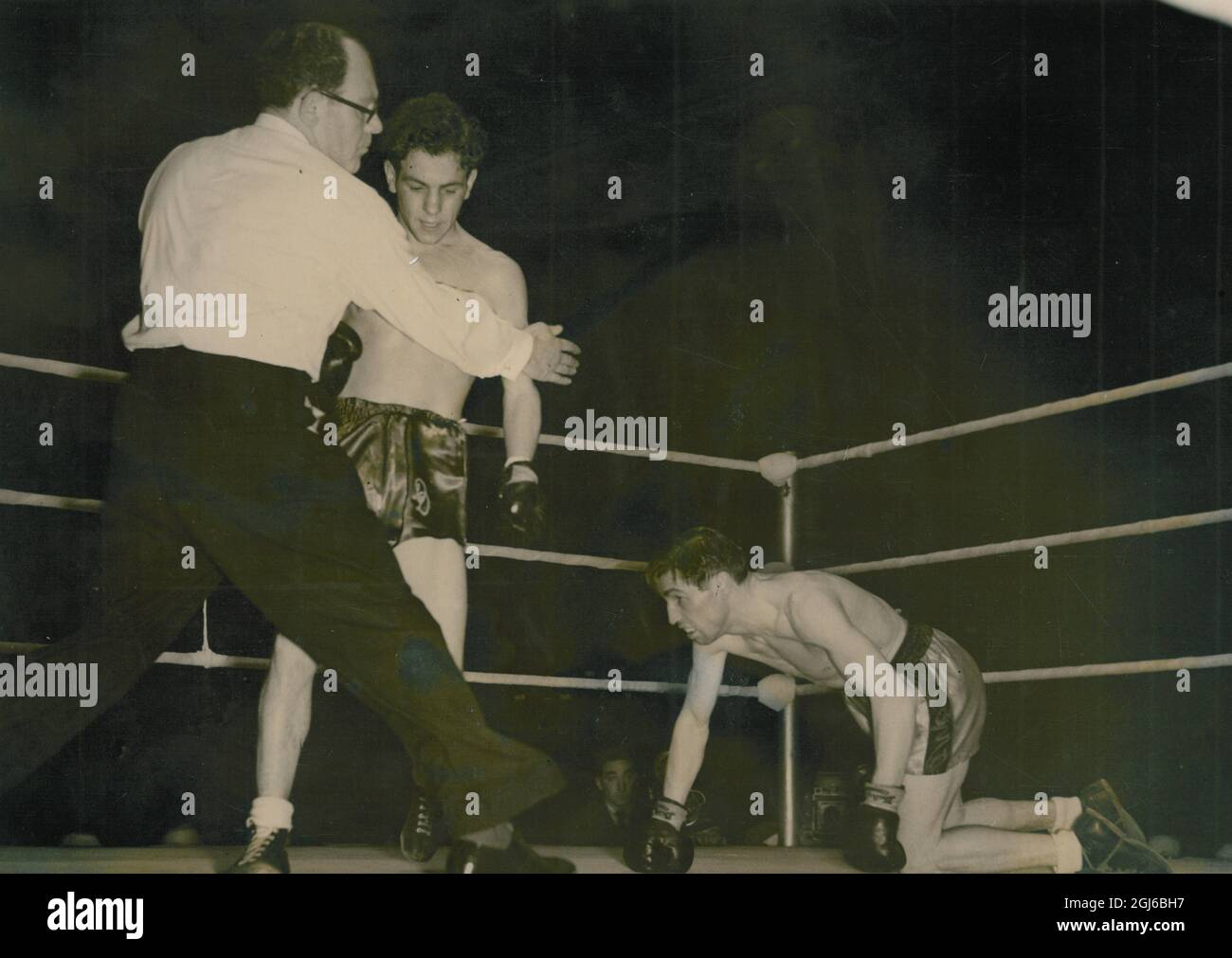 Dai Dower - boxing champion - seen here with Terry Allen (on his knees ...