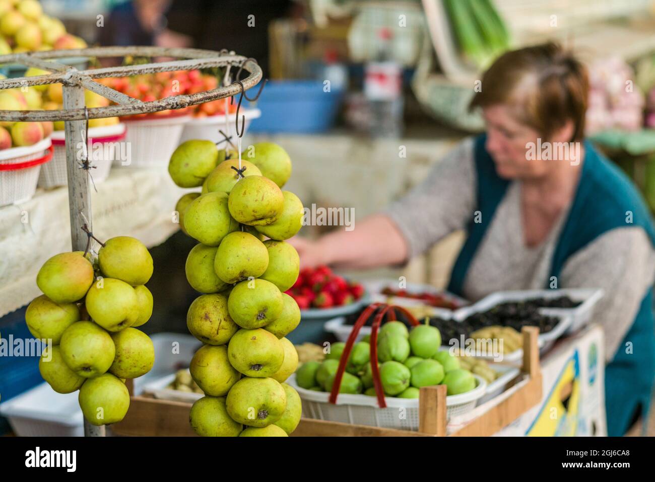 Armenia, Yerevan. G.U.M. Market apple vendor Stock Photo - Alamy