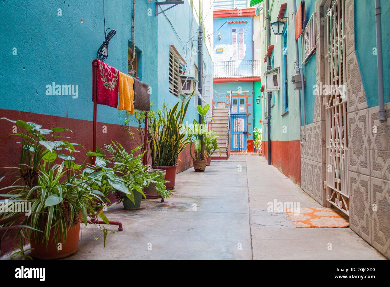 Old havana alley hi-res stock photography and images - Alamy