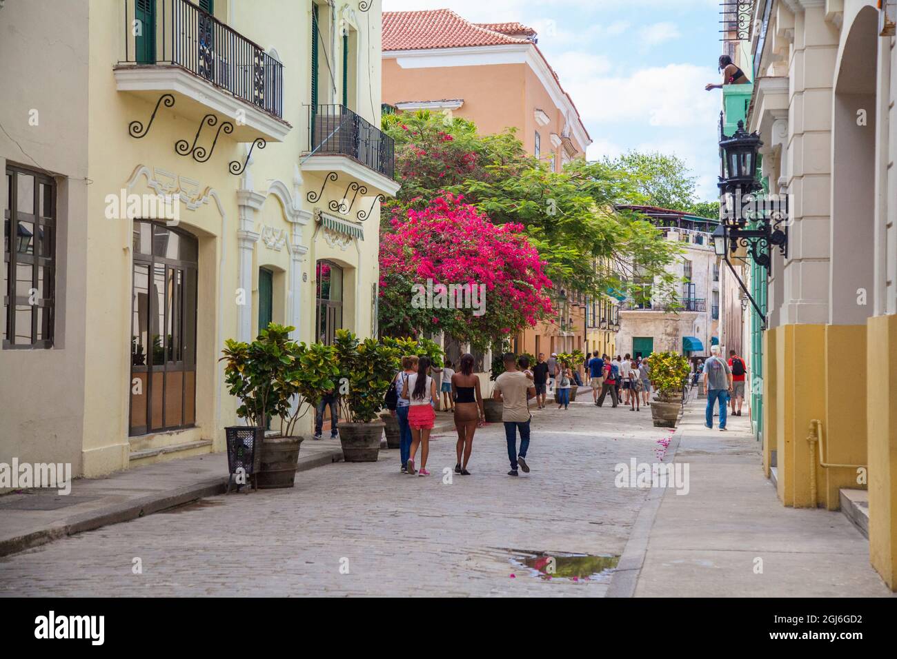Old havana alley hi-res stock photography and images - Alamy