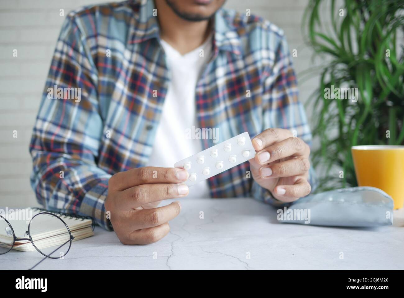 Man hand holding blister packs hi-res stock photography and images - Alamy