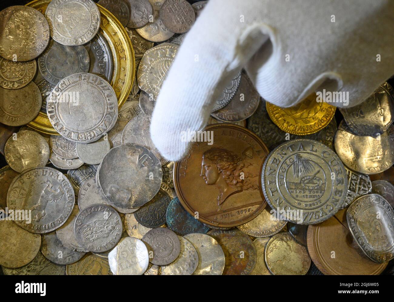 A vintage sweet tin coins hi-res stock photography and images - Alamy