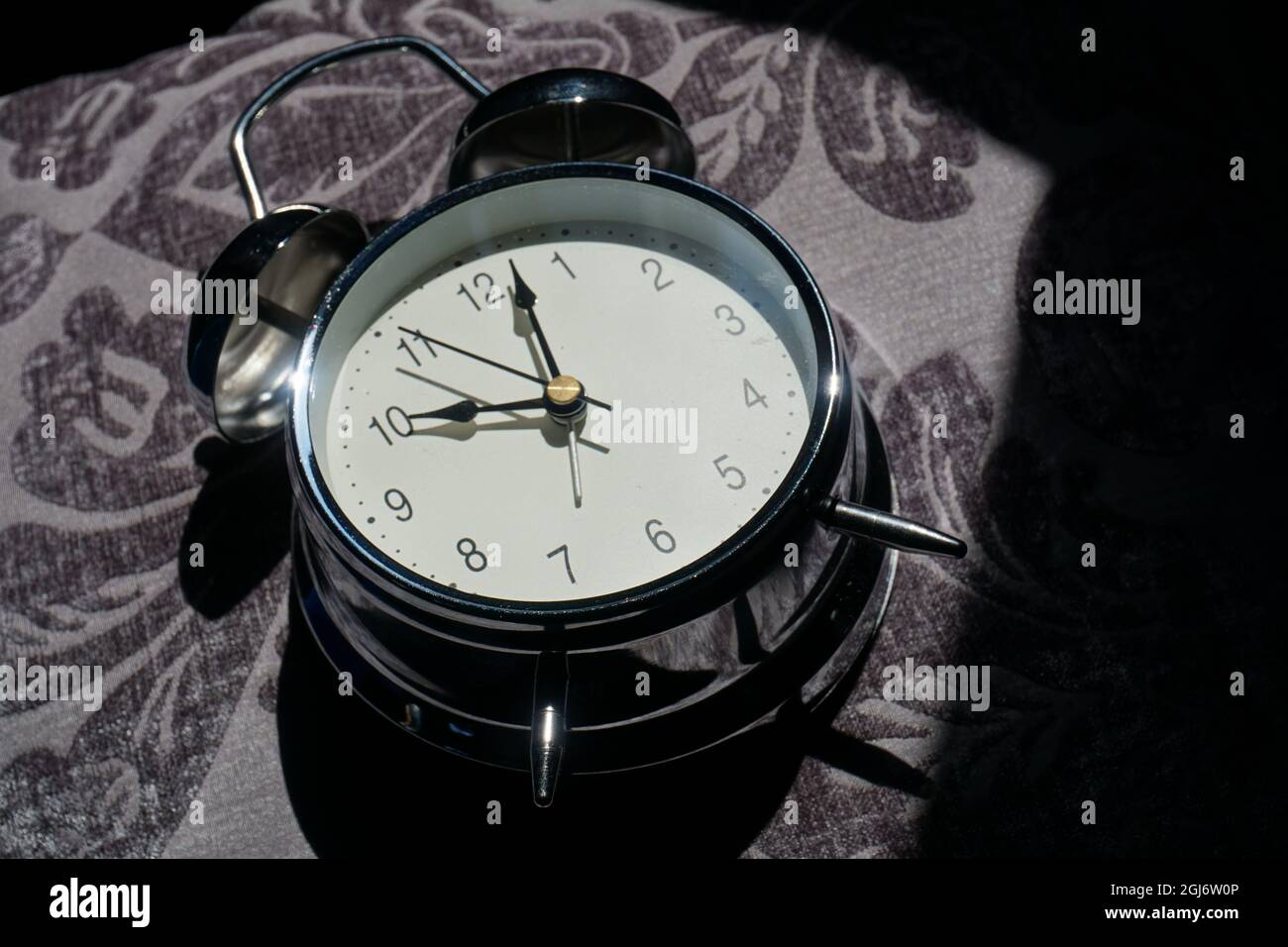 Close up of a classic alarm clock with two bells Stock Photo - Alamy