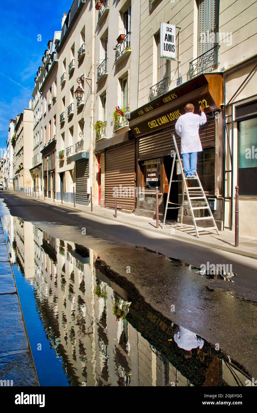 Paris street scenes in hi-res stock photography and images - Alamy