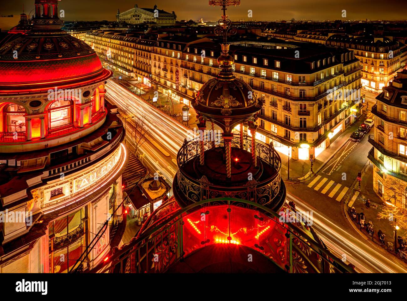 Night time paris hi-res stock photography and images - Alamy