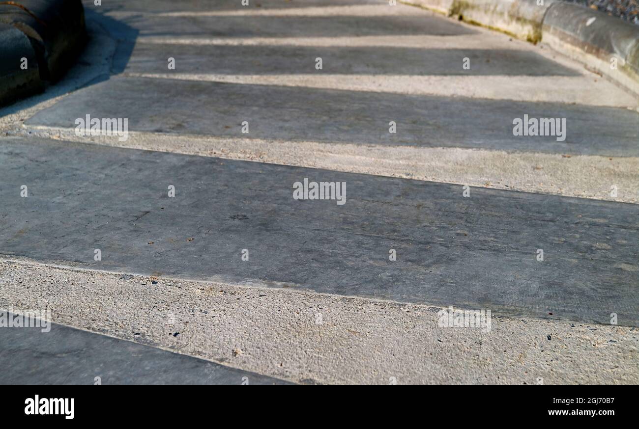 Curved walkway in garden hi-res stock photography and images - Alamy