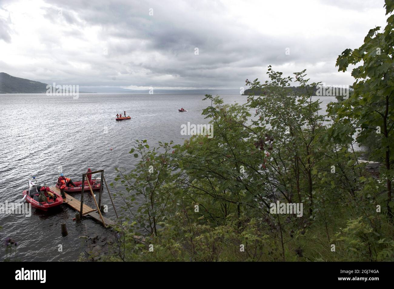 UtÃ¶ya 20110724 Police officers are seen searching for victims of the ...