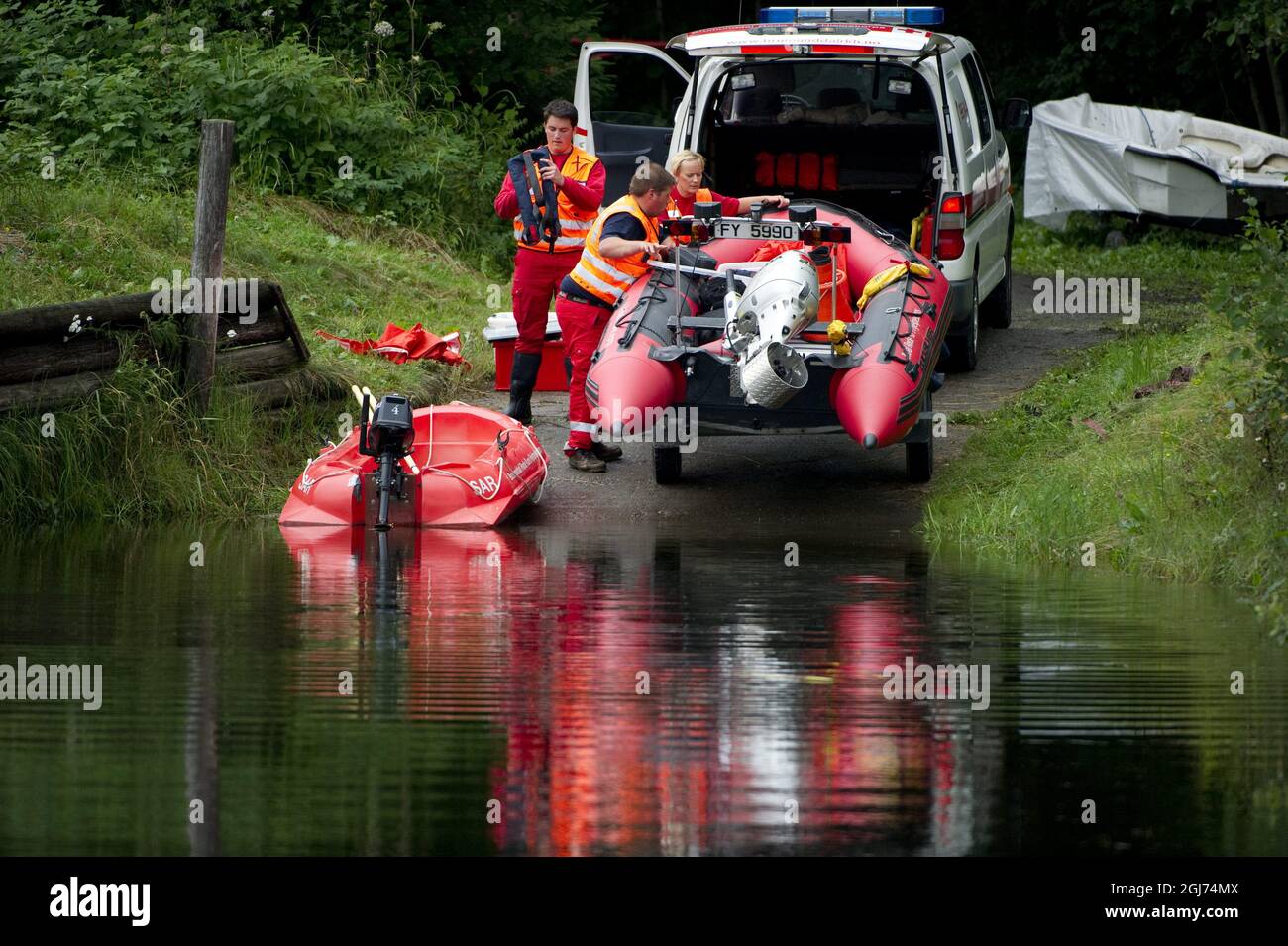 OSLO 20110723 : Rescue workers go out to search for bodies following ...