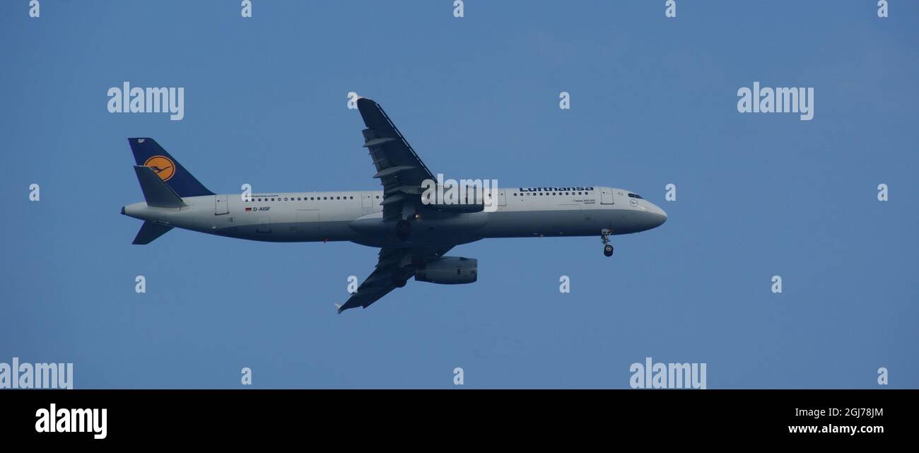 High flying airliner hi-res stock photography and images - Alamy