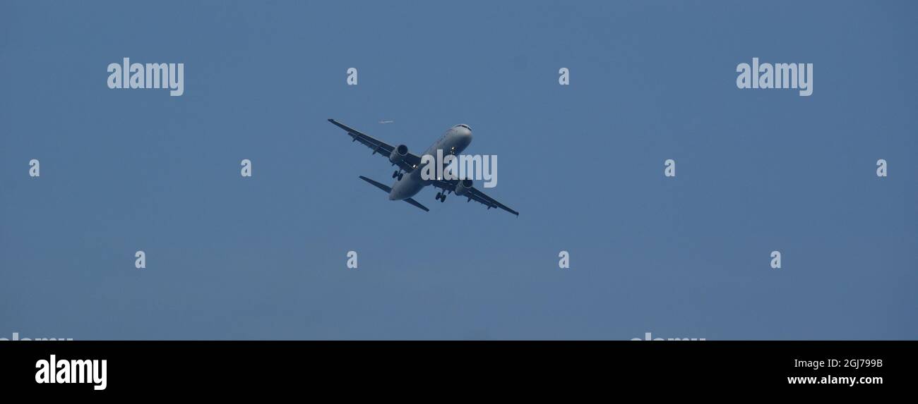 High flying airliner hi-res stock photography and images - Alamy