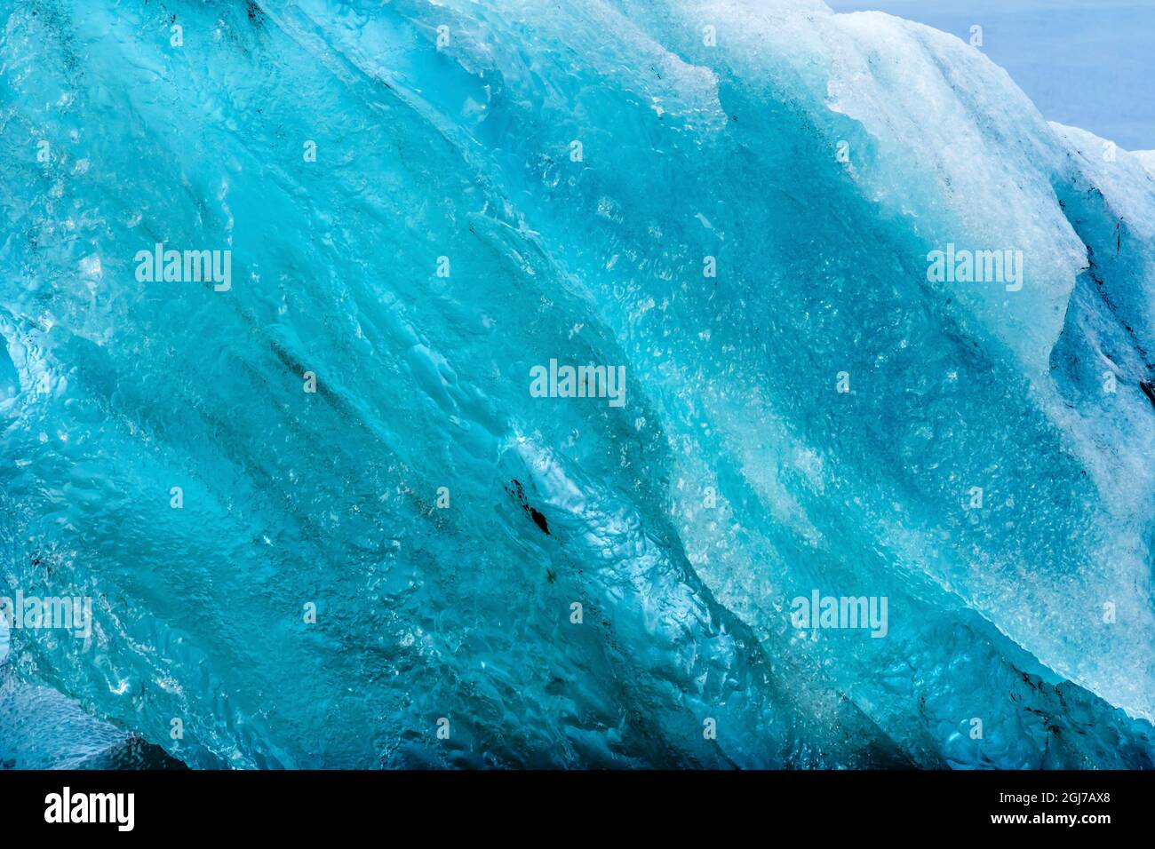 Light blue, large iceberg close-up Diamond Beach Jokulsarlon Glacier ...