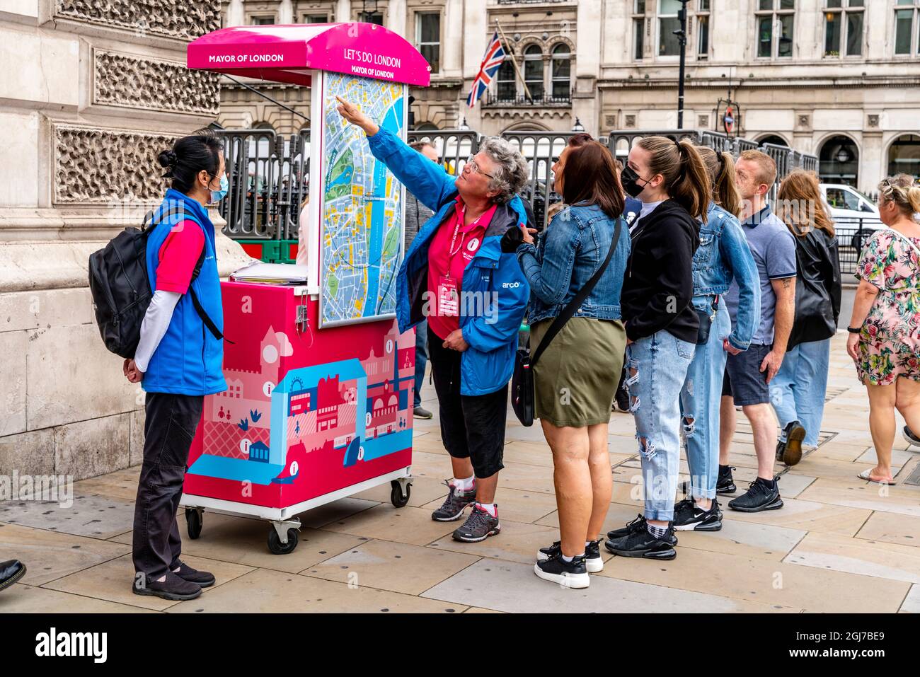 Giving directions pointing map hi-res stock photography and images - Alamy