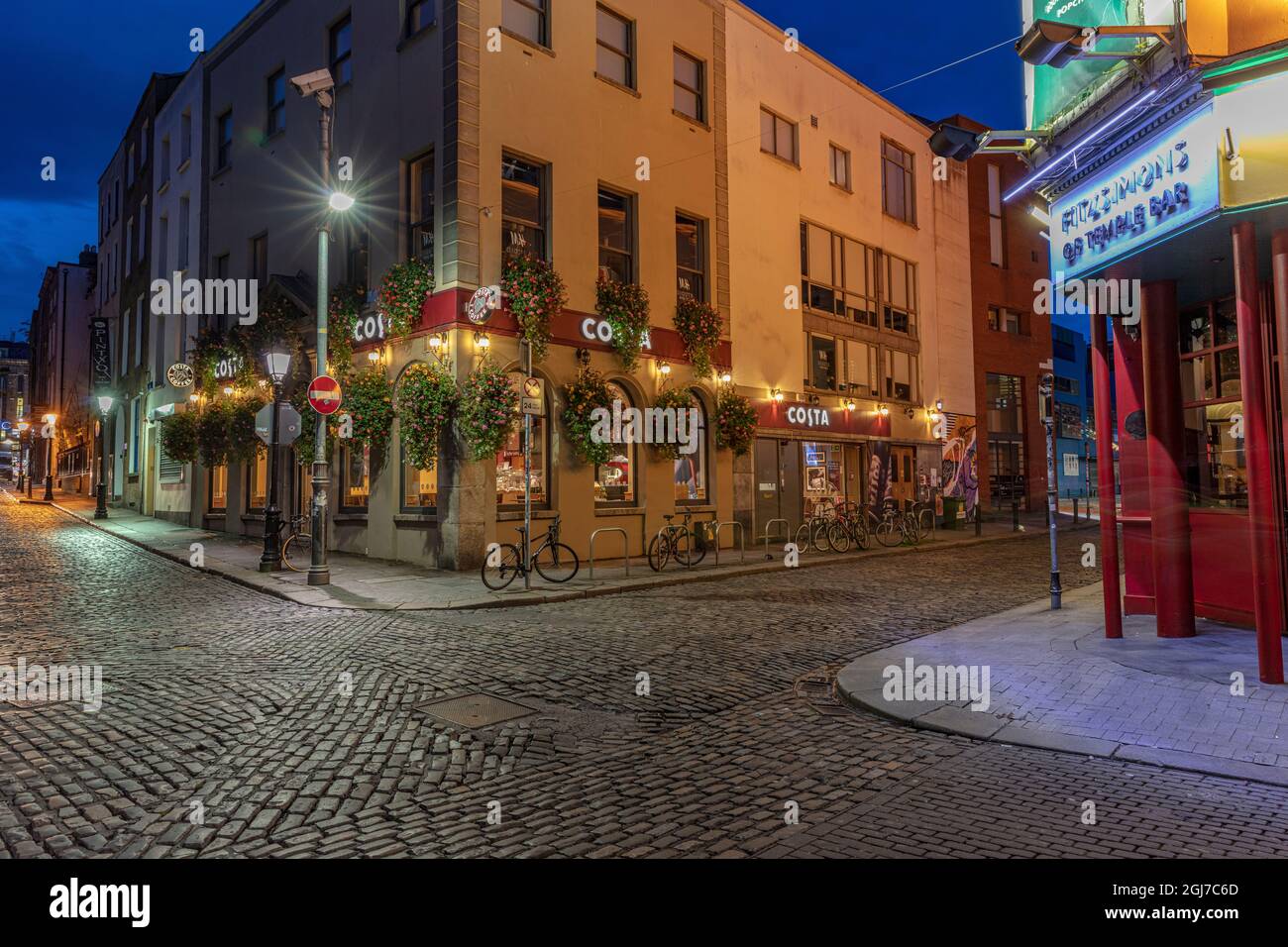 Cobblestone streets at dawn in the Temple Bar District of downtown ...