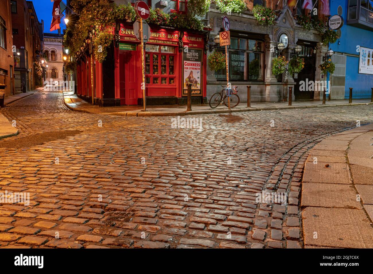 Cobblestone streets at dawn in the Temple Bar District of downtown ...