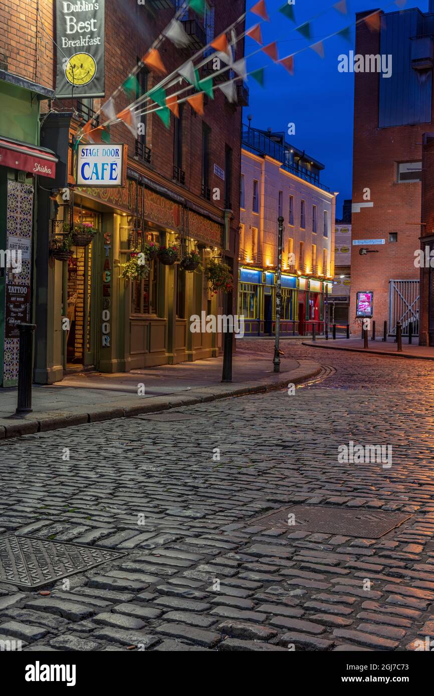 Cobblestone streets at dawn in the Temple Bar District of downtown ...