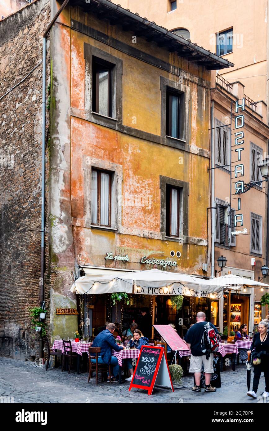 Italy rome restaurant on piazza hi-res stock photography and images - Alamy