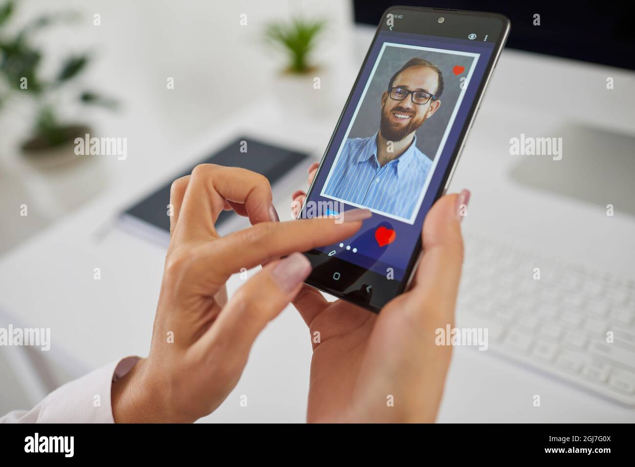 Mobile app woman hi-res stock photography and images - Alamy