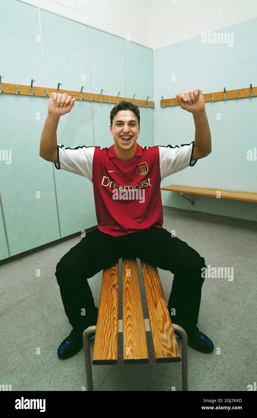 LONDON 2000-12-07 Zlatan Ibrahimovic with the Arsenal soccer club shirt ...