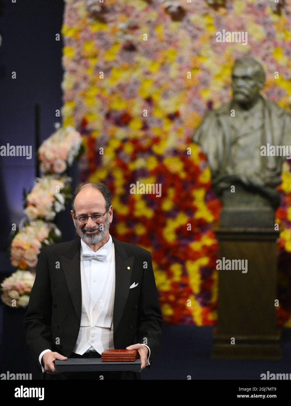 STOCKHOLM 20121210 Alvin E. Roth from the US receives the Sveriges ...