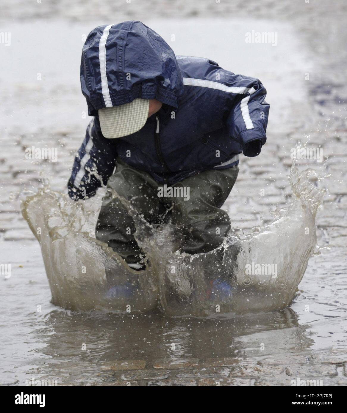 Splash puddle boot blue hi-res stock photography and images - Alamy