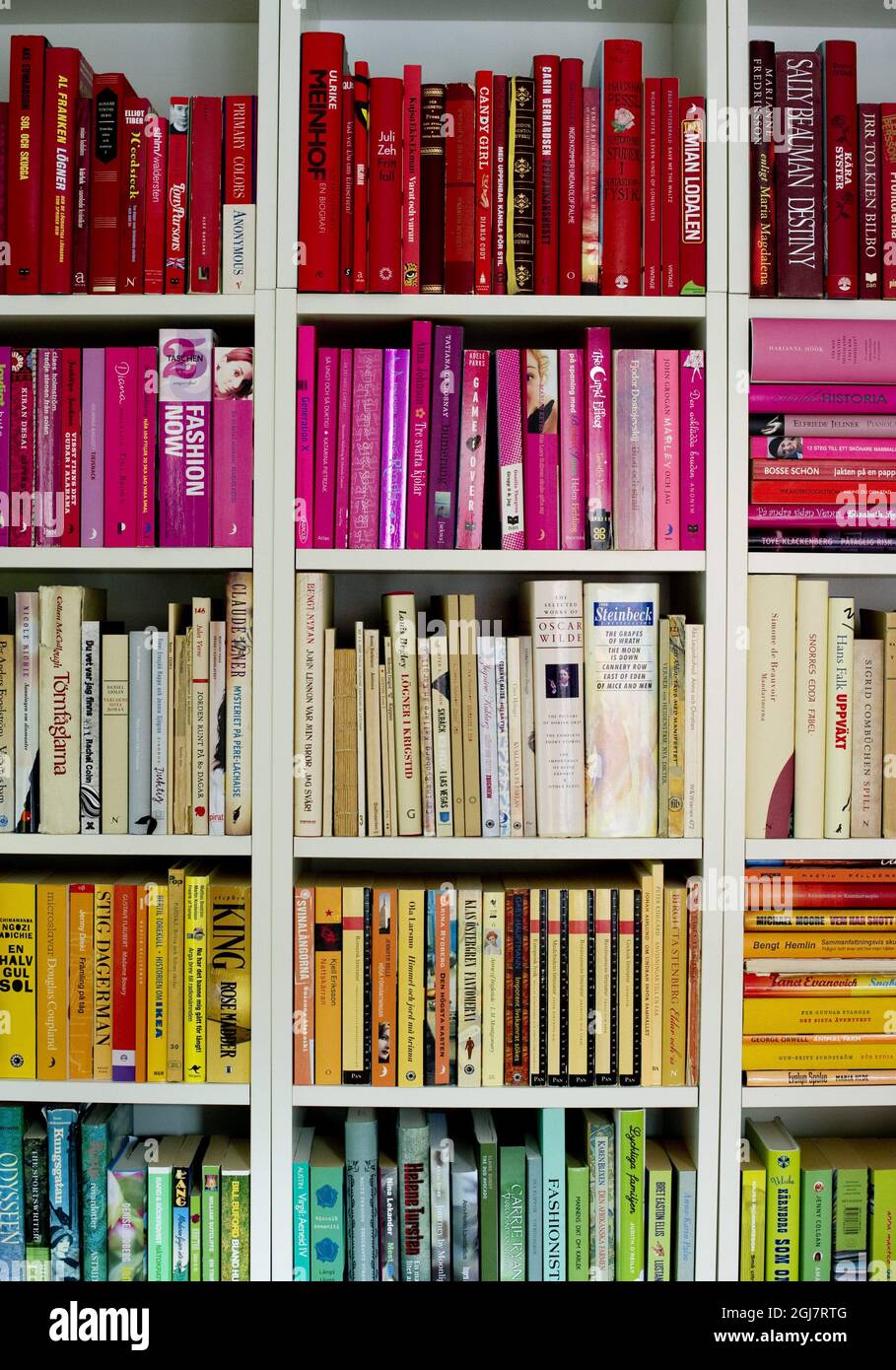 Color coordinated bookcase hi-res stock photography and images - Alamy