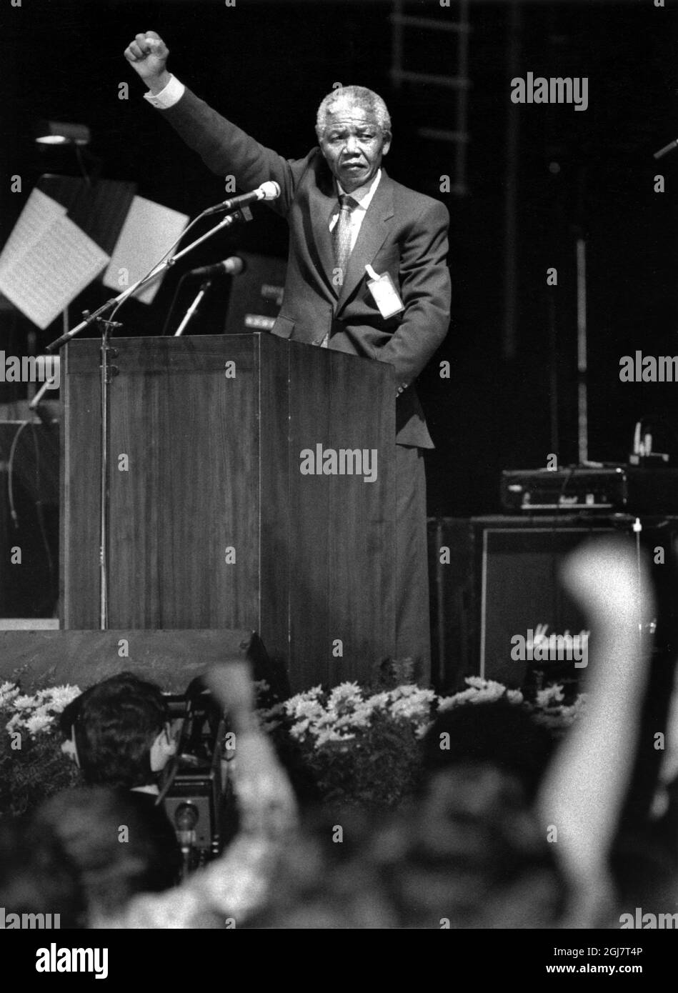 ARKIV 1990-03-16 *For your files* ANC-leader Nelson Mandela raises his ...