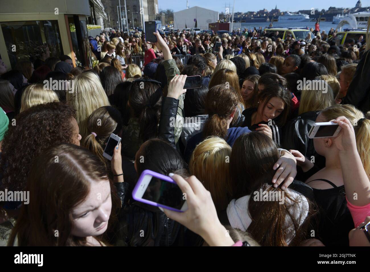 Girls fainted hi-res stock photography and images - Alamy